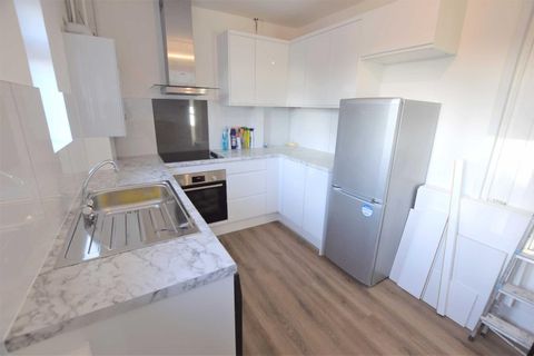 2 bed flat to rent in Moat Crescent, London N3, £1,600 pcm - Zoopla