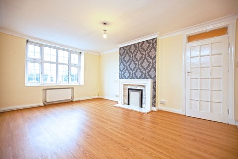 2 bed flat to rent in Quadrant Close, The Burroughs, Hendon NW4, £1,700 ...