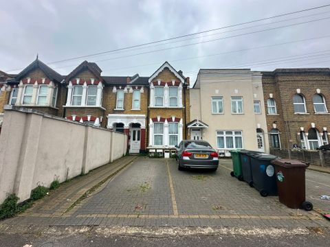 1 bed flat to rent in Vicarage Road, London E10, £1,400 pcm - Zoopla