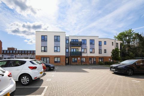 Alden Court, Bishopric RH12, 2 bed flat for sale, £310,000 - Zoopla