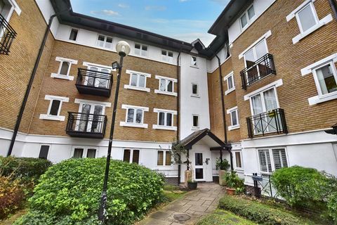 2 bed flat to rent in Makepeace Road, London E11, £2,100 pcm - Zoopla