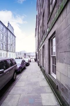2 bed flat to rent in 7/1 Brighton Street, Edinburgh EH1, £1,199 pcm ...