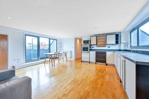 Walnut Tree Close, Guildford GU1, 2 bed flat for sale, £300,000 - Zoopla