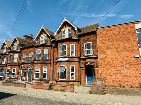 Gordon Road, Lowestoft NR32, 5 bed terraced house to rent, £1,300 pcm ...
