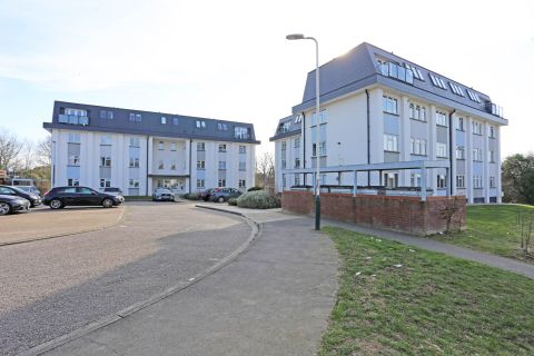 Judith Ann Avenue, Upminster RM14, 2 bed flat to rent, £1,650 pcm - Zoopla