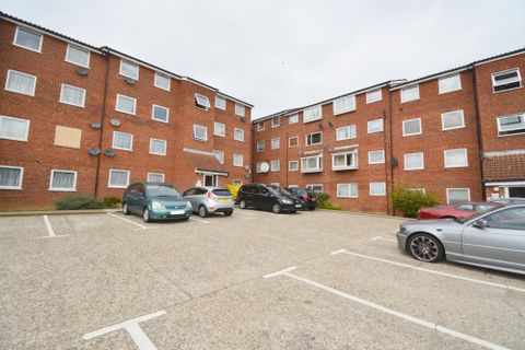 2 bed flat to rent in Makepeace Road, Northolt, Middlesex UB5, £1,650 ...