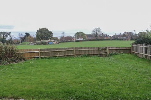 2 bed flat to rent in Broad Field, East Grinstead RH19, £1,200 pcm - Zoopla