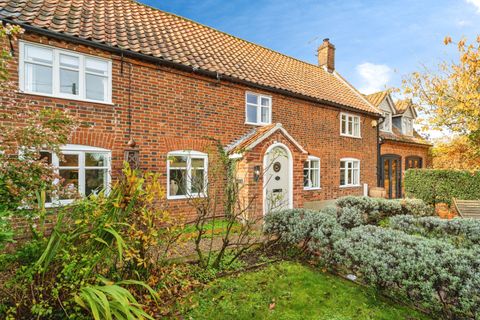 5 bed detached house for sale in South Burlingham Road, Norwich NR13, £ ...