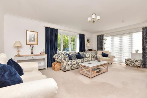 4 bed detached house for sale in Smallfield Road, Horley, Surrey RH6, £ ...
