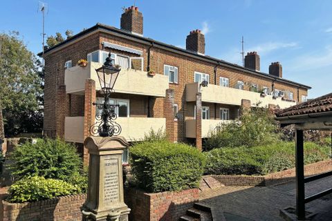 2 bed flat for sale in Jubilee Close, Kingston Upon Thames KT1, £ ...