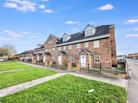 2 bed flat to rent in Bonnar Court, Hebburn NE31, £550 pcm - Zoopla