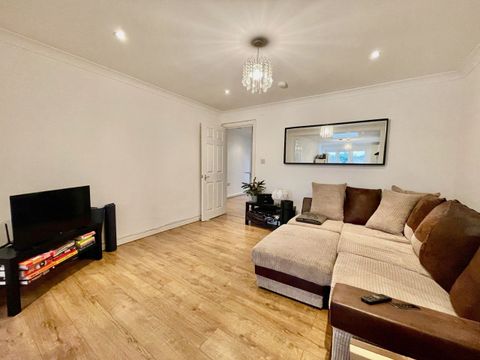 3 bed flat to rent in Acton W3, £2,700 pcm - Zoopla
