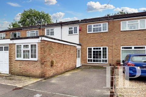 3 bed terraced house for sale in Swaledale Close, Crawley RH11, £ ...