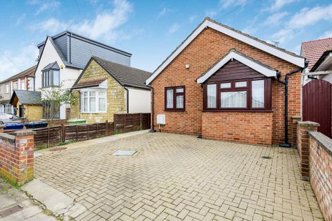 Marnham Crescent, Greenford UB6, 3 bed bungalow for sale, £585,000 - Zoopla