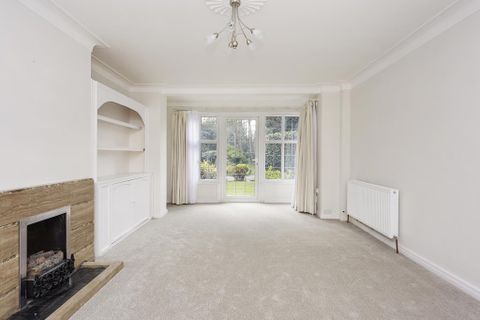 3 bed flat to rent in Imber Close, Esher KT10, £2,000 pcm - Zoopla