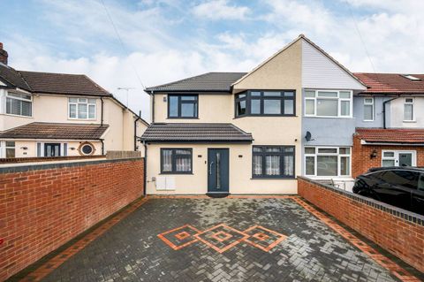 4 bed end terrace house for sale in Mundesley Spur, Slough SL1, £ ...