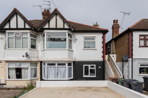 Hall Gardens, Chingford E4, 2 bed flat to rent, £1,700 pcm - Zoopla