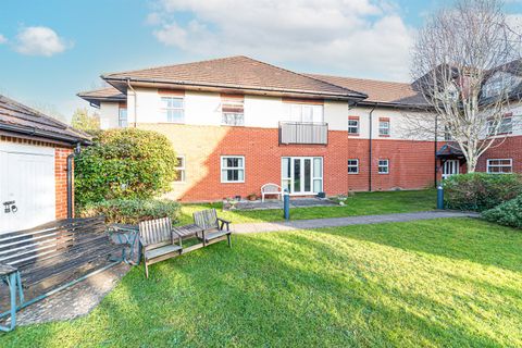 2 bed flat to rent in Pinewood Avenue, Crowthorne RG45, £1,495 pcm - Zoopla