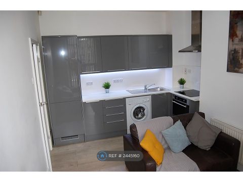 Room to rent in Manchester Road, Huddersfield HD1, £425 pcm - Zoopla
