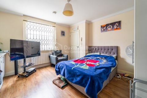 Bamborough Gardens, Shepherd's Bush, London W12, Studio to rent, £1,500 ...