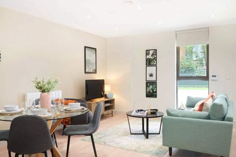 Randalls Way, Leatherhead, Surrey KT22, 3 bed flat to rent, £2,700 pcm ...