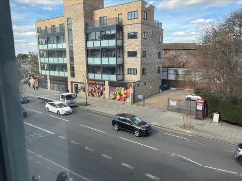 Room to rent in Bath Road, Hounslow TW4, £900 pcm - Zoopla