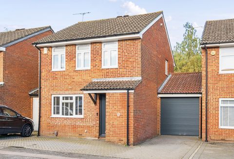 3 bed link detached house for sale in Shetland Close, Crawley, West ...