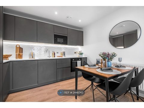 2 bed flat to rent in Domain, Reading RG1, £1,895 pcm - Zoopla