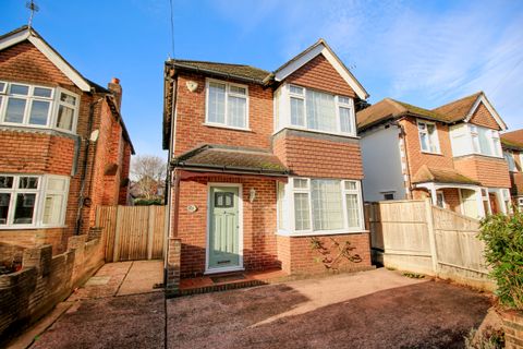3 bed detached house for sale in Waltham Avenue, Guildford GU2, £ ...