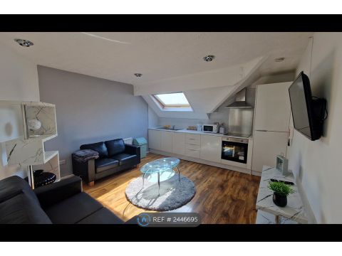 4 bed flat to rent in Polygon Road, Manchester M8, £1,995 pcm - Zoopla