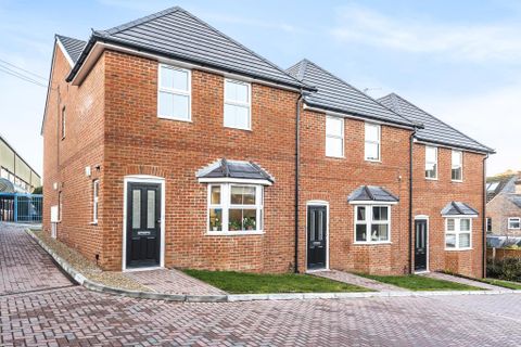 2 bed flat to rent in Addison Road, Chesham HP5, £1,450 pcm - Zoopla