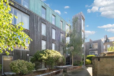 2 bed flat to rent in Balham Grove, London SW12, £2,500 pcm - Zoopla