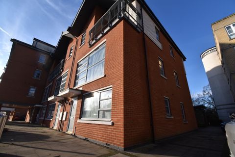 2 bed flat to rent in Rotary Way, Colchester CO3, £1,020 pcm - Zoopla