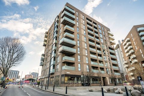 2 bed flat for sale in Lighterman Point, Docklands, London E14, £ ...