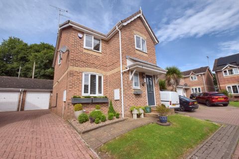 3 bed detached house for sale in Maple Croft, New Farnley, Leeds, West ...