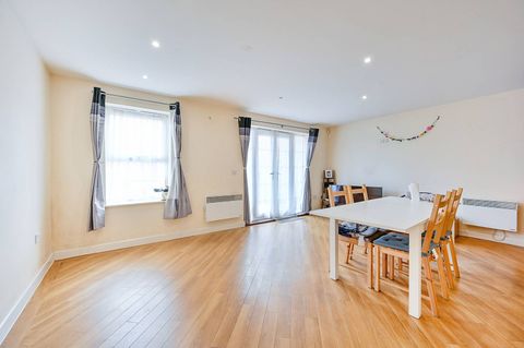 Graham Road, Acton Green, London W4, 2 bed flat to rent, £4,000 pcm ...