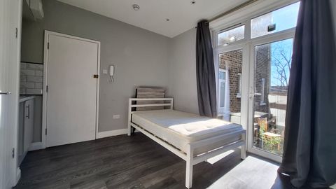 Room to rent in Connaught Road, London NW10, £895 pcm - Zoopla