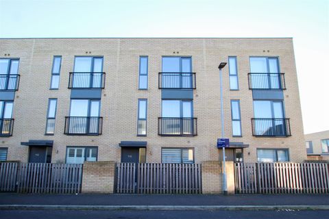 3 bed town house to rent in Clay Farm Drive, Trumpington, Cambridge CB2 ...