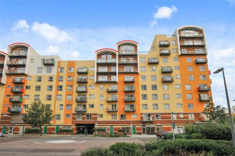 Metcalfe Court, John Harrison Way, London SE10, 2 bed flat to rent, £ ...