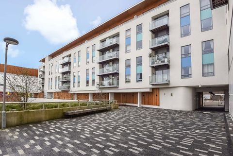 2 bed flat to rent in Streatham High Road, London SW16, £2,100 pcm - Zoopla