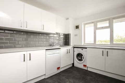 Acre Road, Kingston Upon Thames KT2, 3 bed flat to rent, £2,050 pcm ...