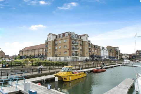 The Piazza, Eastbourne BN23, 2 bed flat for sale, £190,000 - Zoopla