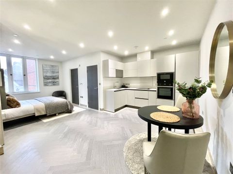 Studio to rent in Duke Street, Reading, Berkshire RG1, £1,250 pcm - Zoopla