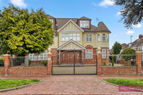 7 bed detached house for sale in Broad Walk, Winchmore Hill N21, £ ...