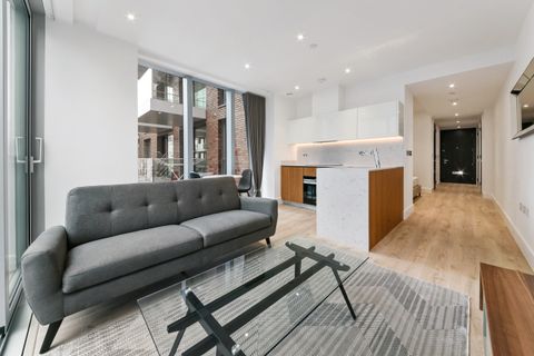 Piazza Walk, Aldgate, London E1, Studio to rent, £2,600 pcm - Zoopla