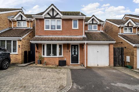 4 bed detached house for sale in Sherwood Close, Hatch Warren ...