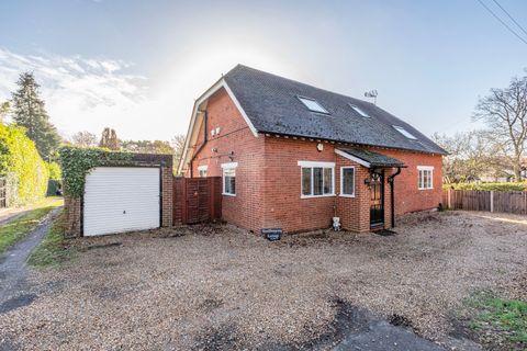 Woodham, Surrey GU21, 3 bed detached house for sale, £585,000 - Zoopla