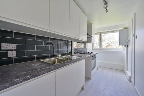 1 bed flat for sale in Tangley Grove, Roehampton, London SW15, £250,000 ...
