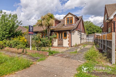 Fairholme Gardens, Upminster, Cranham RM14, 4 bed chalet for sale, £ ...