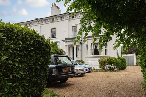 Wray Park Road, Reigate RH2, 4 bed property to rent, £2,750 pcm - Zoopla